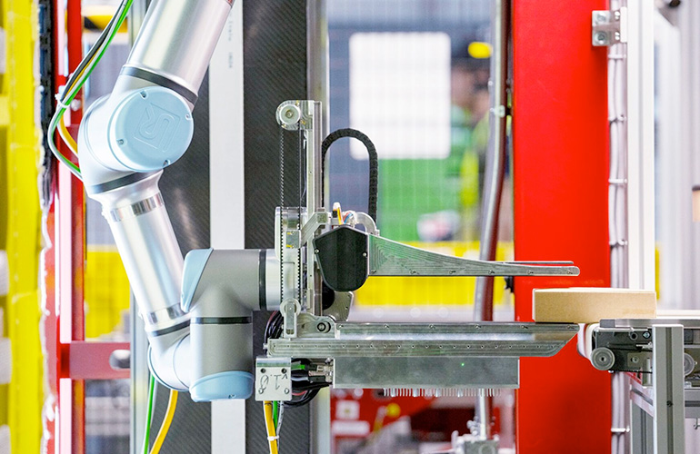 Amazon's Vulcan robot uses force sensing to stow items - Whserobotics